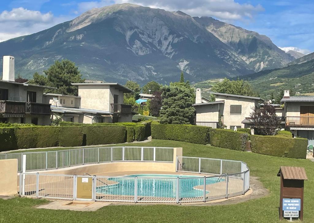 Maison très agréable avec extérieurs, bien située au plan d'eau Embrun ...