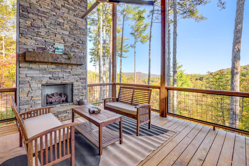 From $42pp - Modern Mtn Cabin with Deck and Views in Blue Ridge, GA