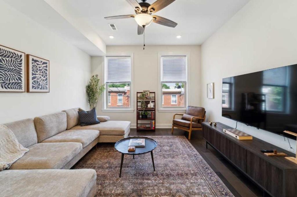 From $59pp - Roof deck w city views - brand new 3bd 3ba, Philadelphia, PA