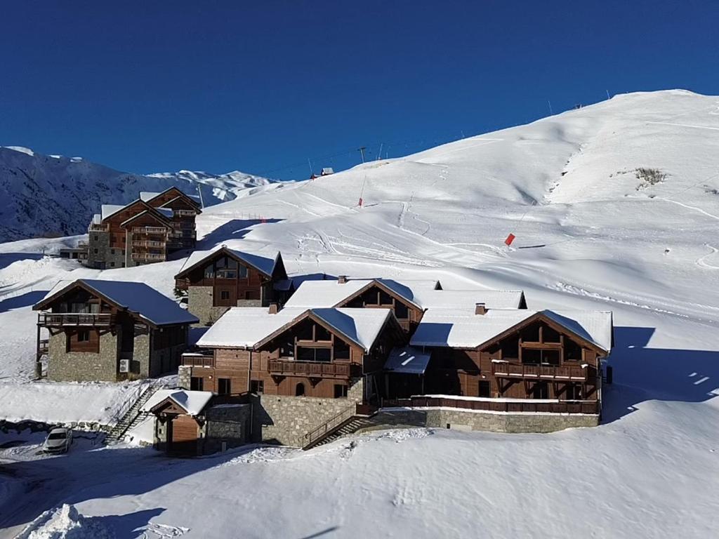 Chalet luxe 12 pers pied des pistes avec jacuzzi et parking - FR-1-416 ...