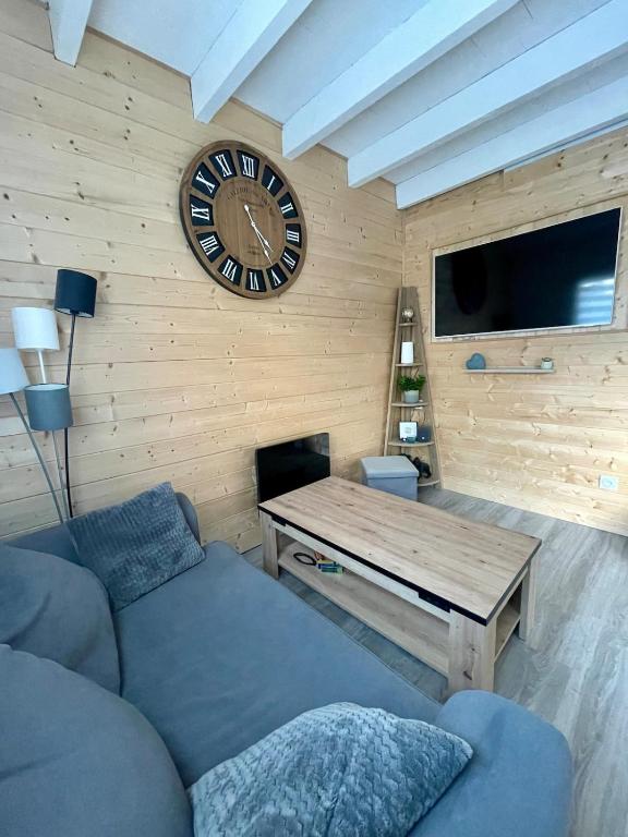 La Cabane du Lac, Holiday home Brison Saint-Innocent