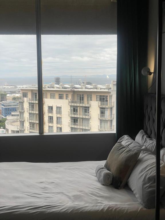 From $27 - One Thibault Hotel - Sea-View Studio in Cape Town City Centre