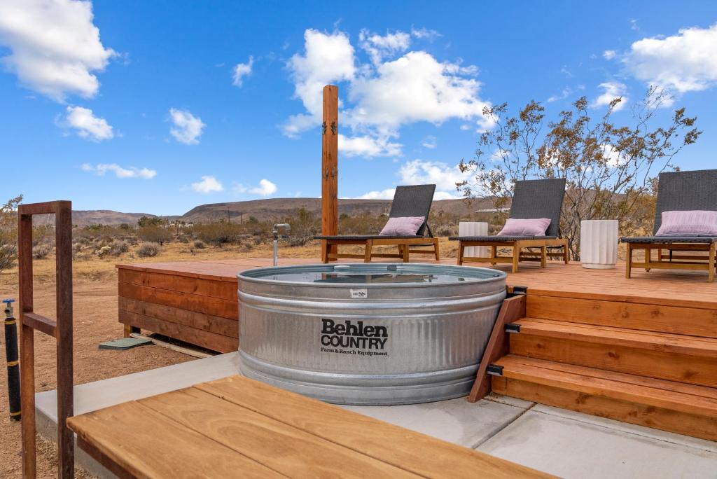 From $40pp - Hot Tub Fire Pit Cowboy Pool Desert Escape, Yucca Valley, CA