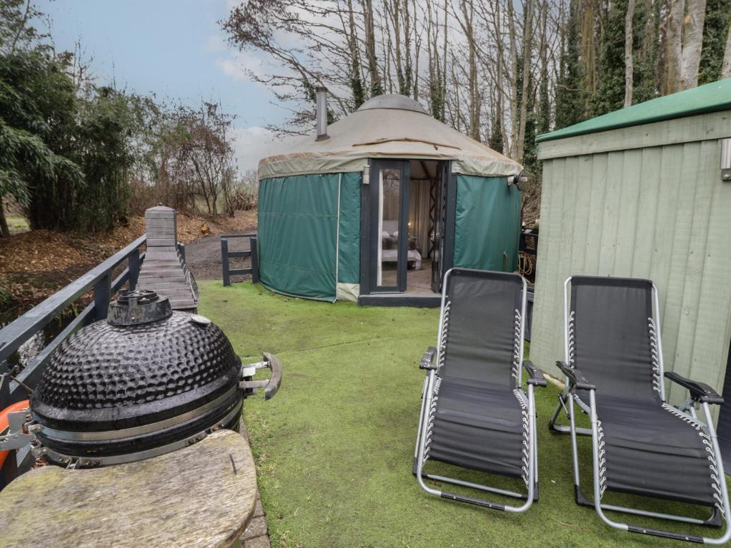 The Lakeside Yurt | Cotswolds Guide