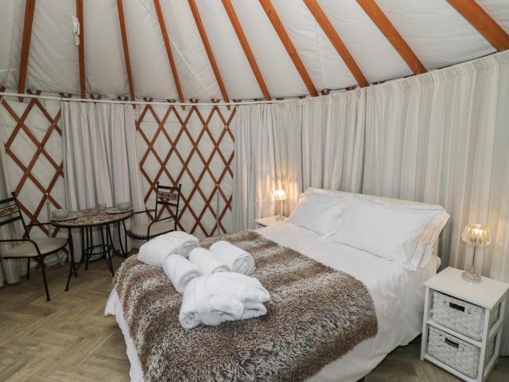 The Lakeside Yurt | Cotswolds Guide