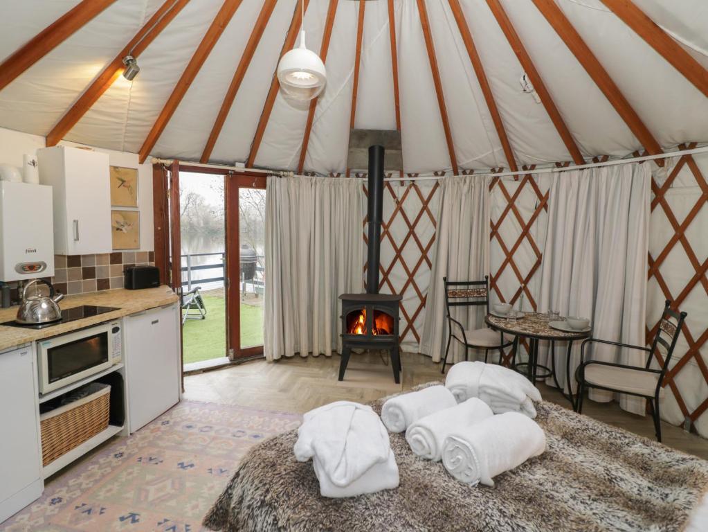 The Lakeside Yurt | Cotswolds Guide