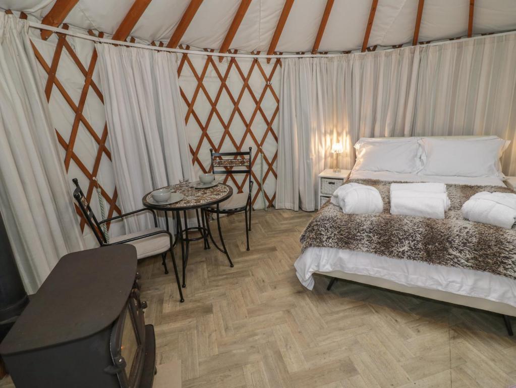 The Lakeside Yurt | Cotswolds Guide