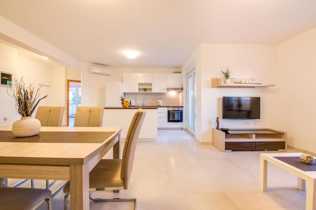 From €34 - Geräumige Wohnung Mit Zwei Schlafzimmern In Pula, Veli Vrh