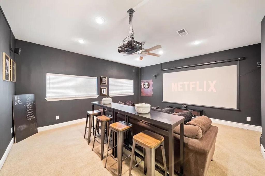 From $62 - 3BED 3BA Private Theater Room in Downtown HTX, Houston, TX