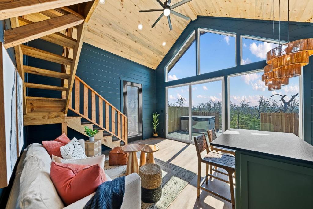 Apollo Treehouse Lux Hot tub Fredericksburg EV, TX from $40pp