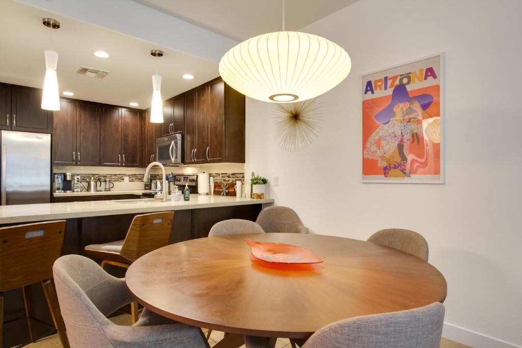 From $38pp - Mid-Century Modern Phoenix Condo, Walk to High St, AZ