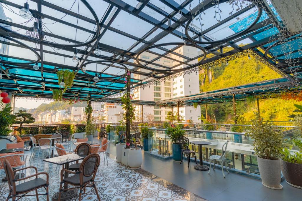 From $16 - Roza Luxury Cat Ba - Cave hotel, Swimming Pool & Rooftop