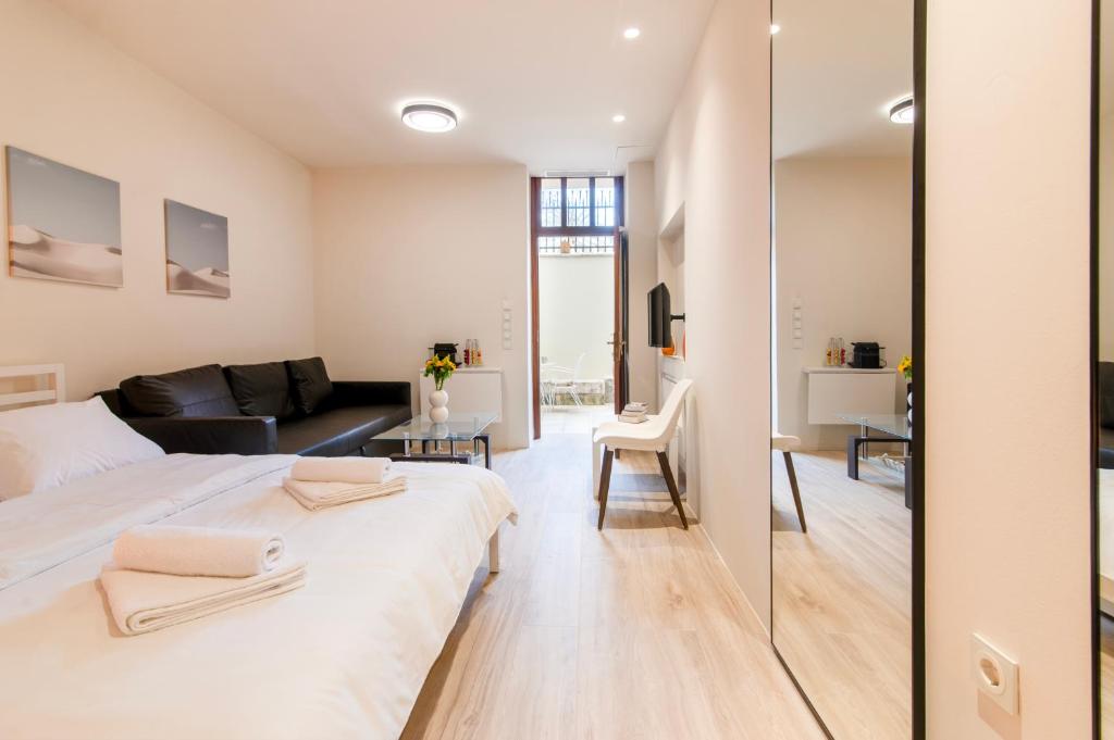 From €39pp - A36 Gateway to Plaka 400m 2 Syntagma Sunny patio, Athens