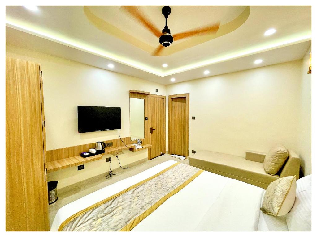 Up to 35% OFF - A PREMIUM HOTEL ANY CORE - Near Gurudwara Guru Nanak Darbar - BEST HOTEL IN ...