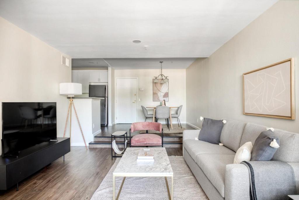 From $39pp - Brentwood 1br w pool nr UCLA downtown LAX-180, Los Angeles, CA