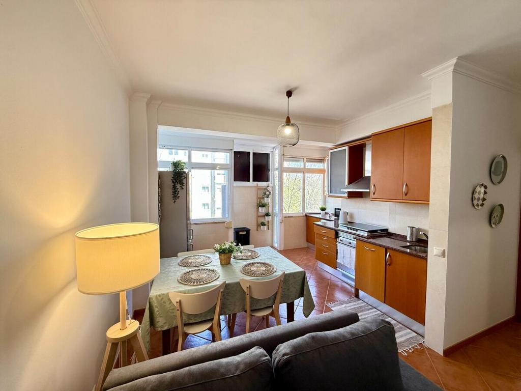 Refuge à Beira-Mar in Paço de Arcos from €39pp - Book Now