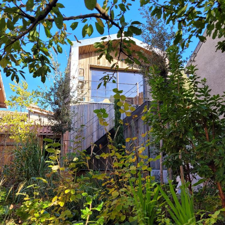 Maison colorée dans un jardin, Maison de vacances Gaillac