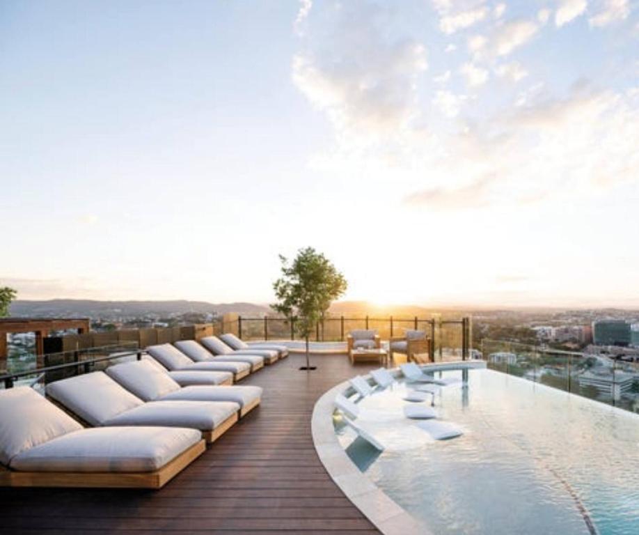 From $39pp - Top Floor Luxury Apartment Rooftop Pool CBD, Brisbane