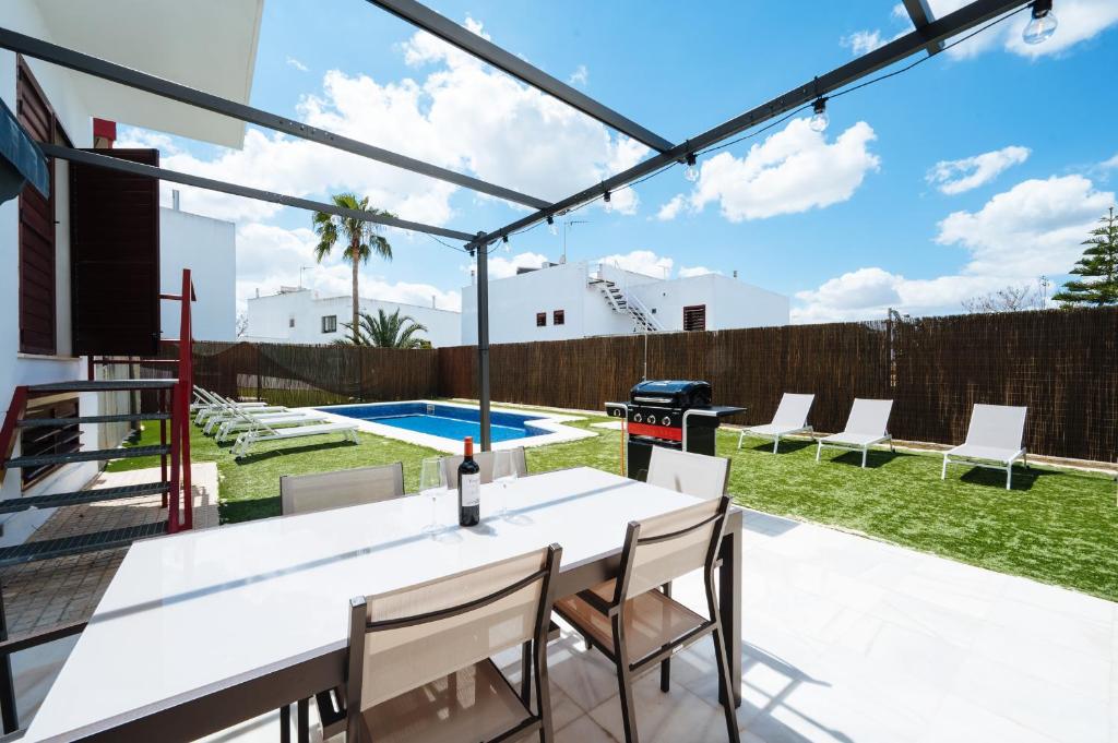 From €39pp - Luxury villa in Sevilla - Pool, Terrace & GameRoom ...