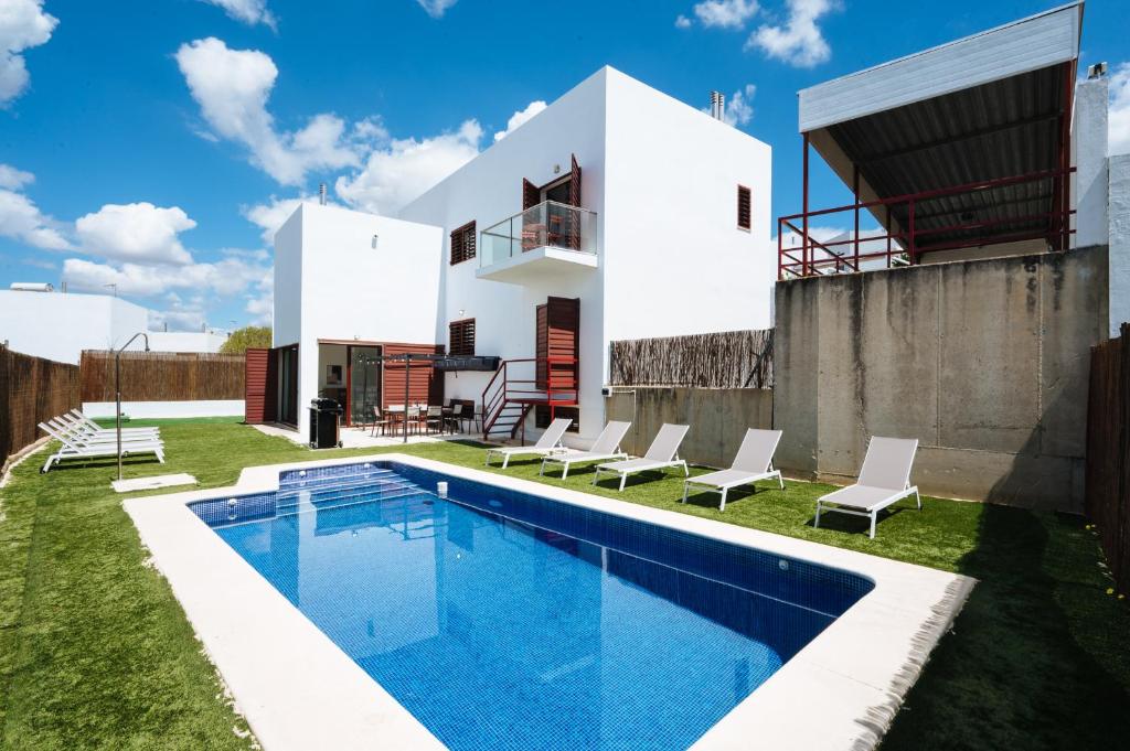 From €39pp - Luxury villa in Sevilla - Pool, Terrace & GameRoom ...