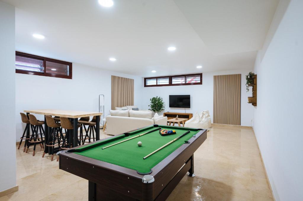 From €39pp - Luxury villa in Sevilla - Pool, Terrace & GameRoom ...