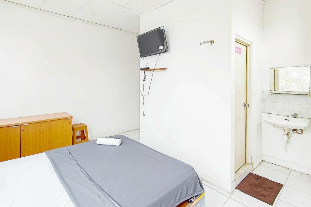 Rabel Guest House RedPartner, Jakarta from $20 - Book Now