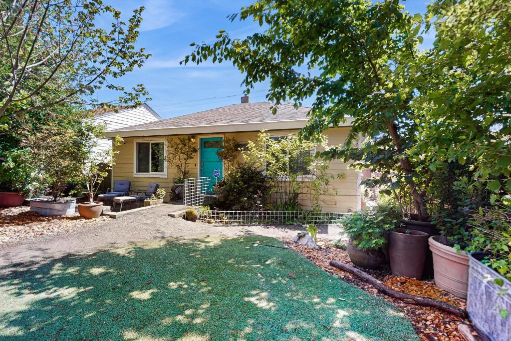 Bungalow Flora, Seattle, WA from $50pp - Book Now