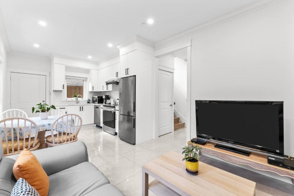 Modern Private 3BR House, Vancouver from $82 - Book Now