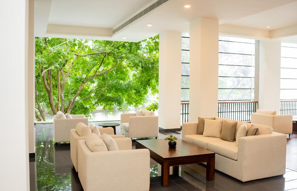 Best Price on Waters Edge Hotel in Colombo + Reviews!