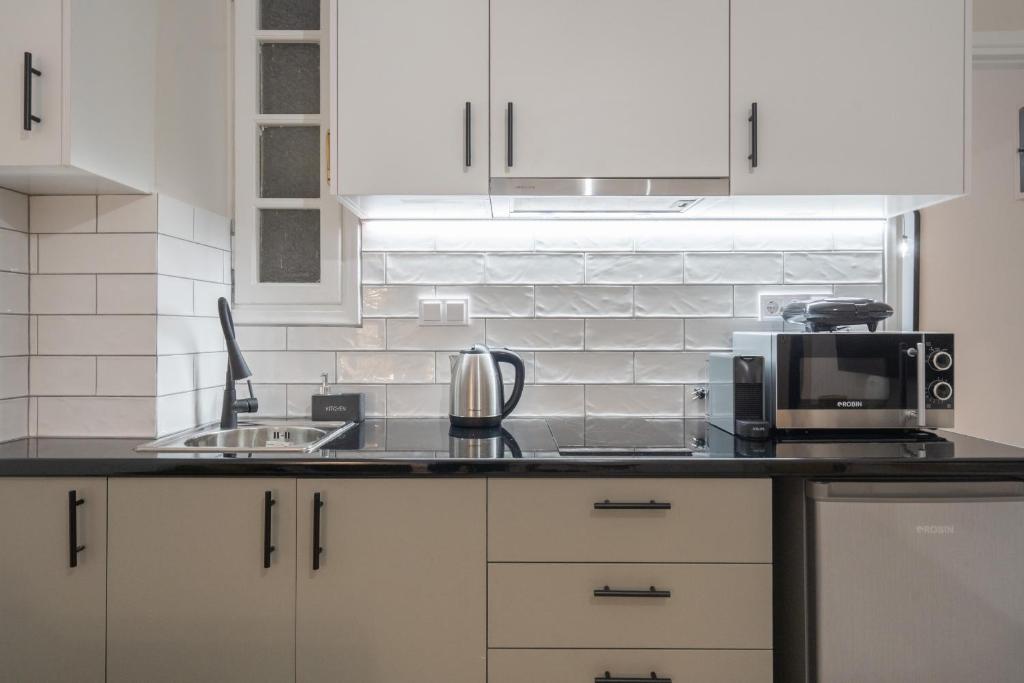 From €48pp - 1BR Apt with Backyard in Plaka 10 From Acropolis, Athens