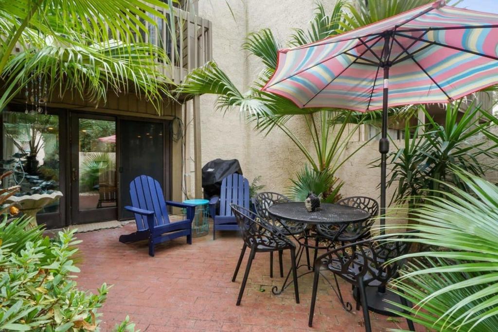 From $95 - Stylish Beach Retreat Walk to the Sand from Beach Club Villa ...