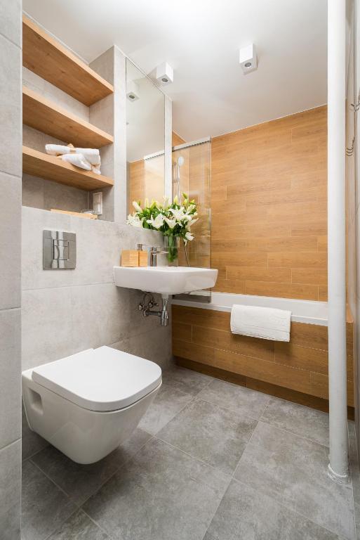 From $32 - Juicy Studio for 2-3 in the buzzing city centre of Warsaw Metro Central Station