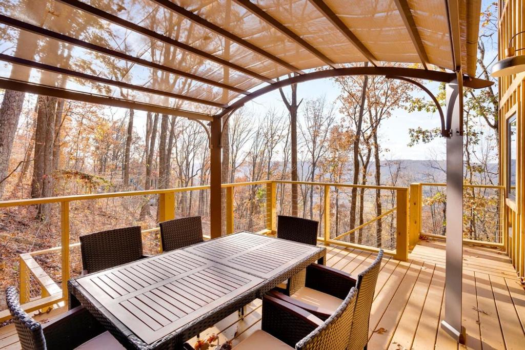 Dreams of Spring at Magnolia Treehouse, Wildwood, GA from $71