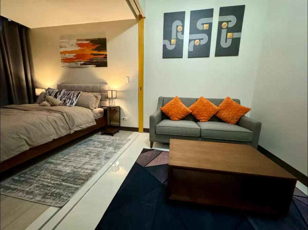 From $16 - Modish 1BR One Uptown BGC direct to Uptown Mall, Manila