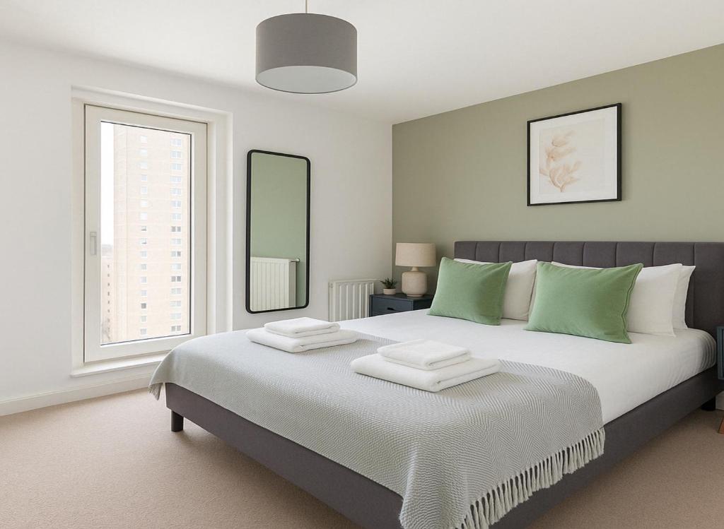 Deluxe Flat with Balcony in Hackney from £40pp - Book Now