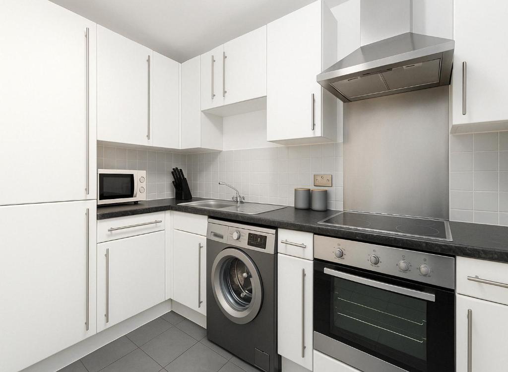 Deluxe Flat with Balcony in Hackney from £40pp - Book Now