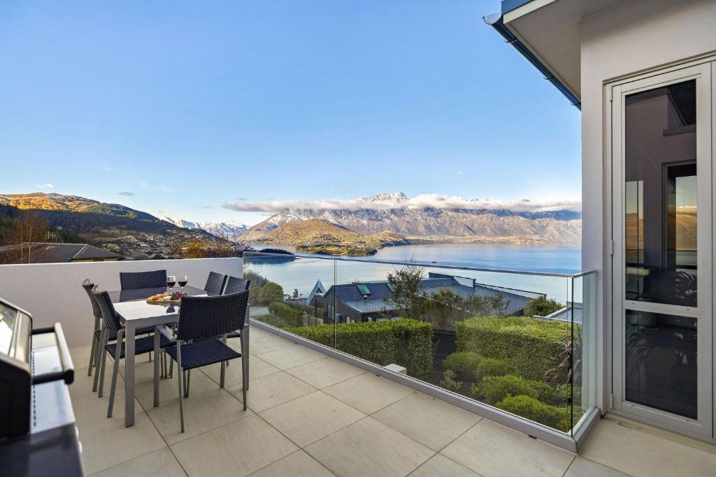 From $83 - Ataahua - Lake and Mountain Views with a Hot Tub, Queenstown