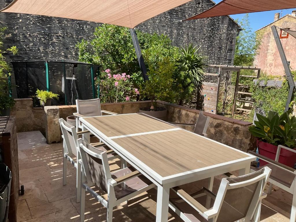 Maison de village de caractère, Pujaut from €55pp - Book Now