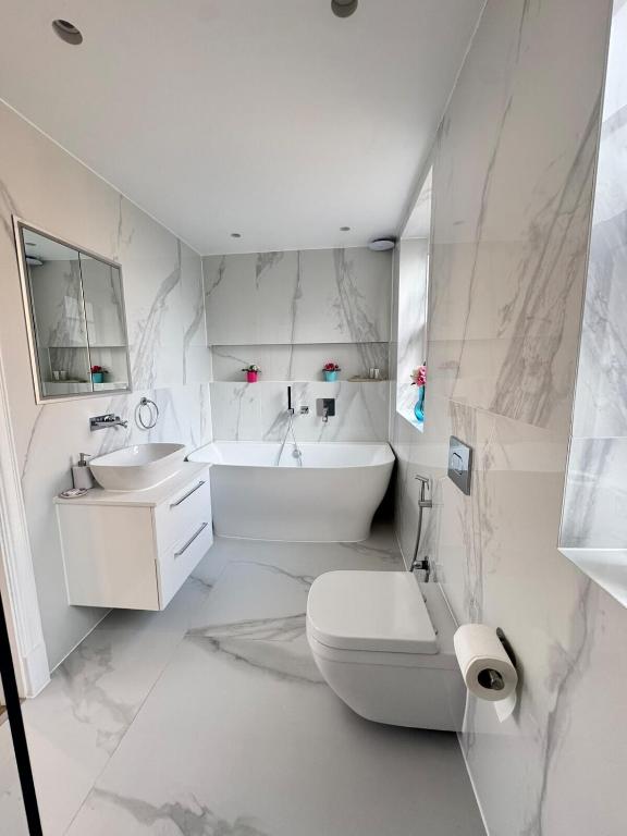 From £54pp - The Grand Royal Kilburn House - 4BR-3BR w Parking