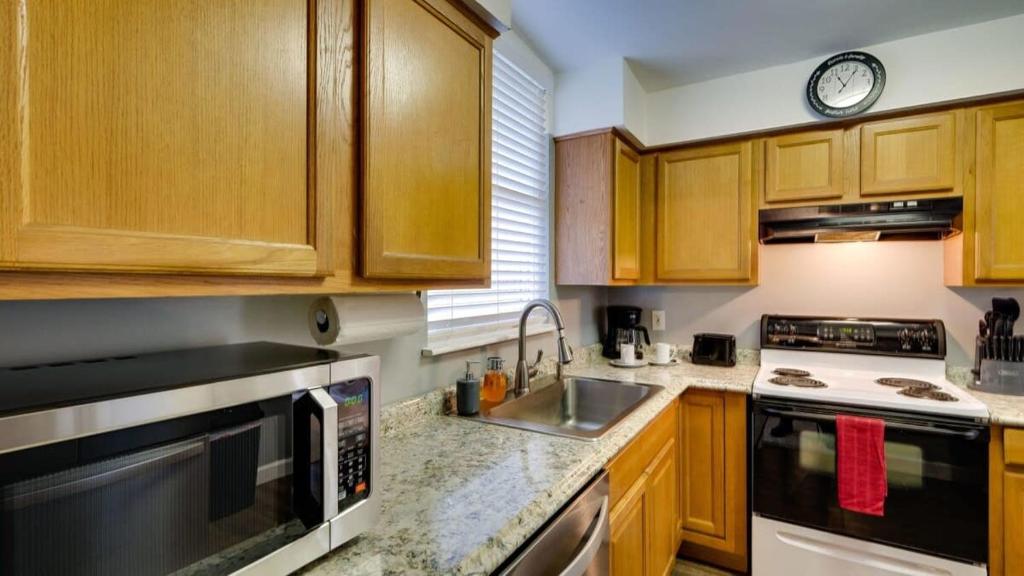 From $63 - Mins To Downtown! Ping-Pong&Pets - Halcyon Hangout, Savannah, GA