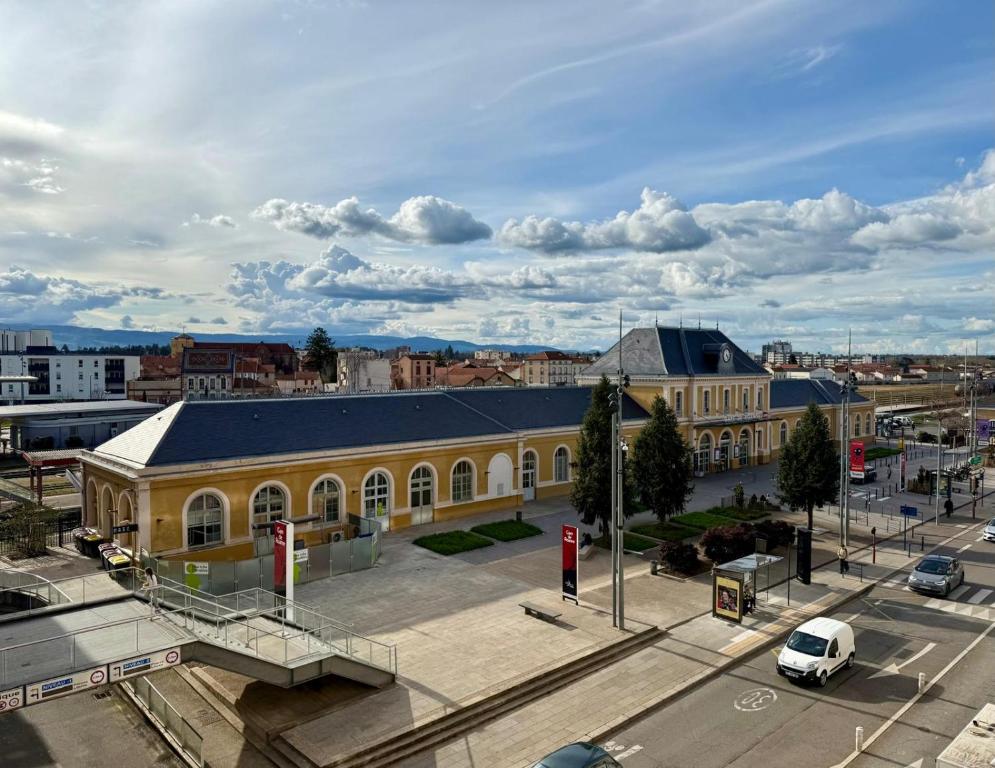 Face à la gare - Chambre 301, Roanne from €60pp - Book Now