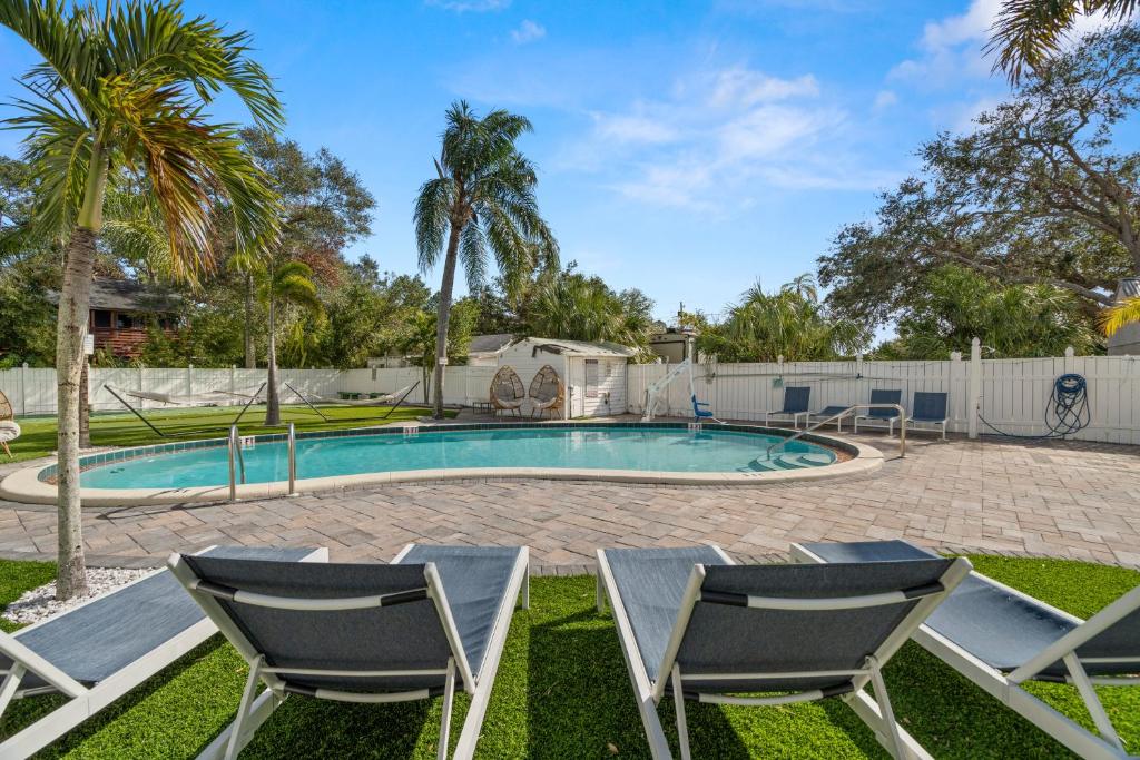 Stylish 2Q Beds Unit w Shared Pool 01, Clearwater, FL from $65