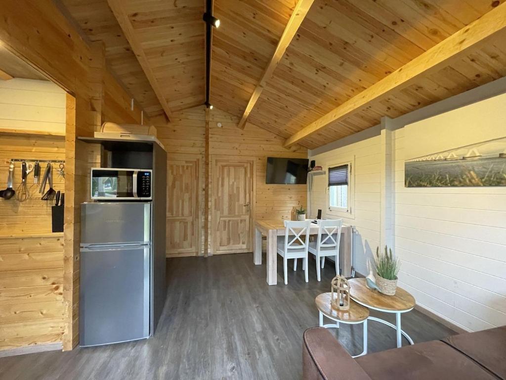 From €66 - Knus houten Tiny House bij water & natuur VP030, heinkenszand