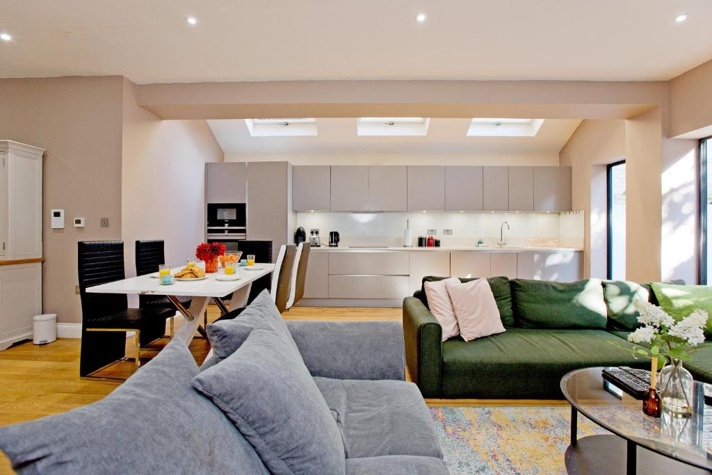 From £48pp - Luxury 3BR, 3BA Flat w Courtyard near Museums, Earls Court ...