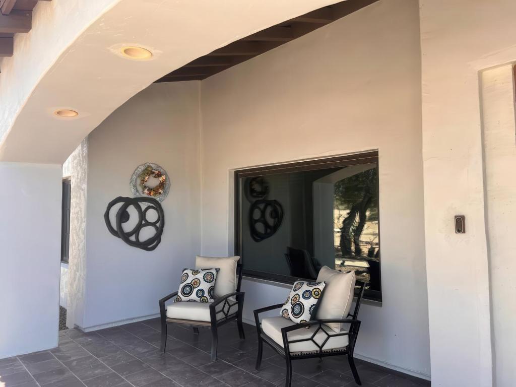 From $39pp - Luxe Ranch w Four Peaks Views Outdoor Fireplace, Rio Verde, AZ