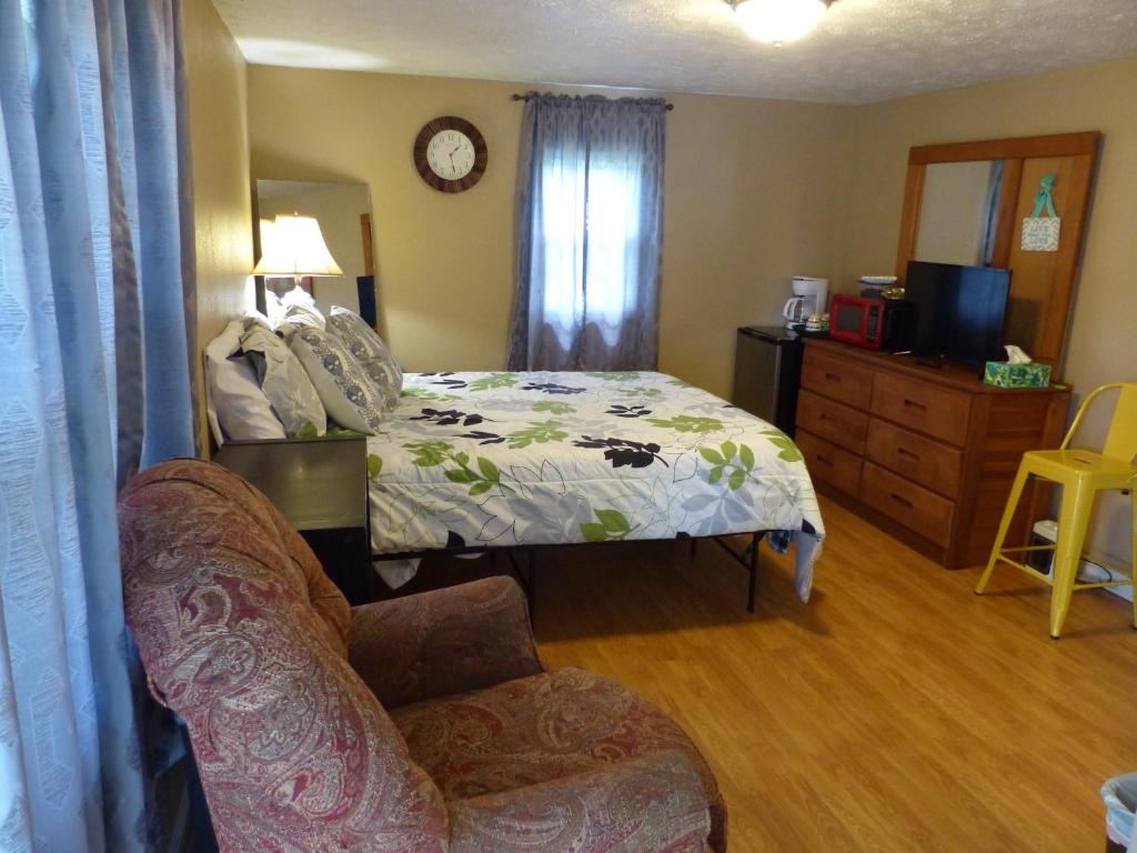 From $80 - Charming Country 1Bd 1Ba Cabin near Eureka Springs, Beaver Lake and White River, AR