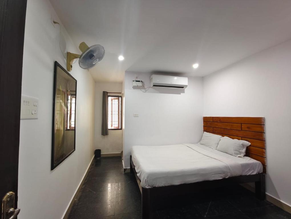 From $11 - skyway Rooms Near By Indira Gandhi Statue Opposite Kamachi ...