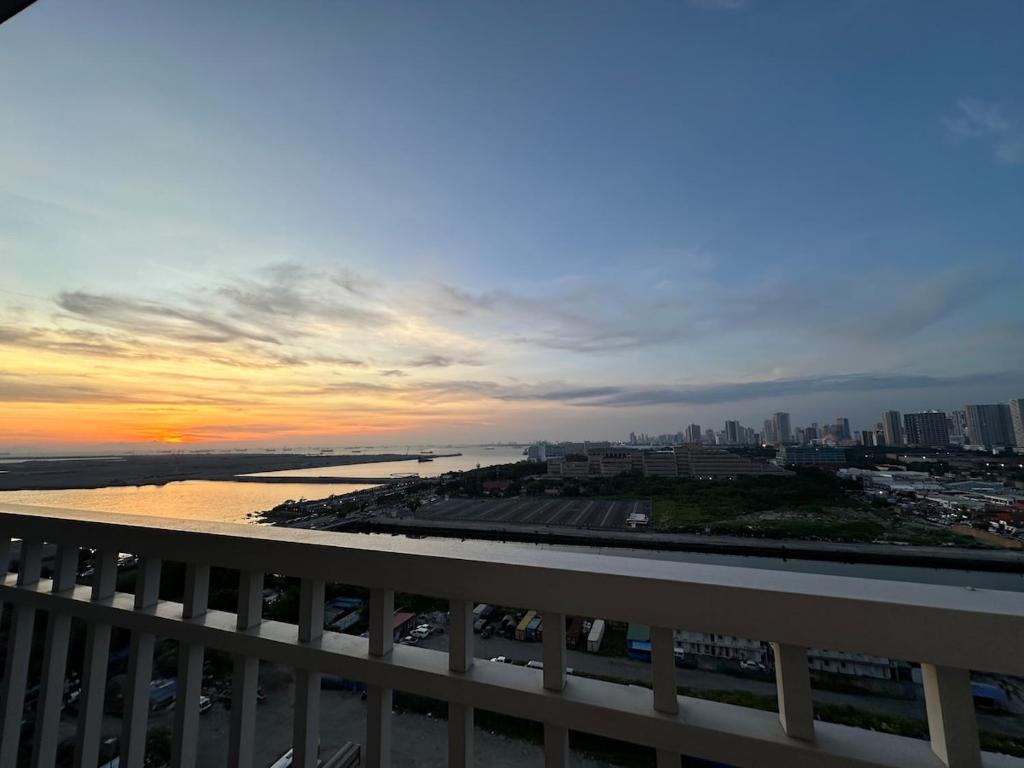 From $21 - Seaside Manila Bay Sunset View at SM Mall of Asia