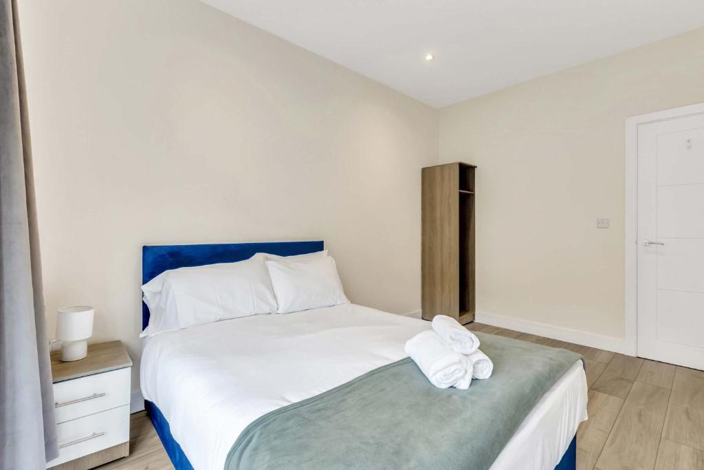 From £58pp - 2 Bed Modern Flat Long Stays Welcome with Parking - Direct ...