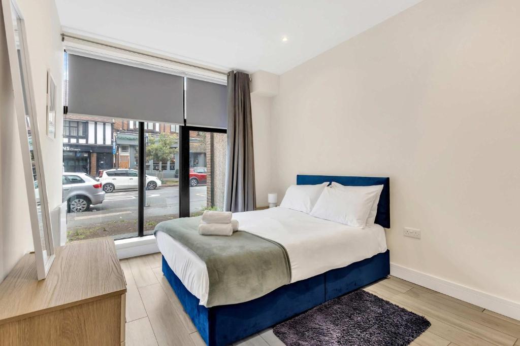 From £58pp - 2 Bed Modern Flat Long Stays Welcome with Parking - Direct ...